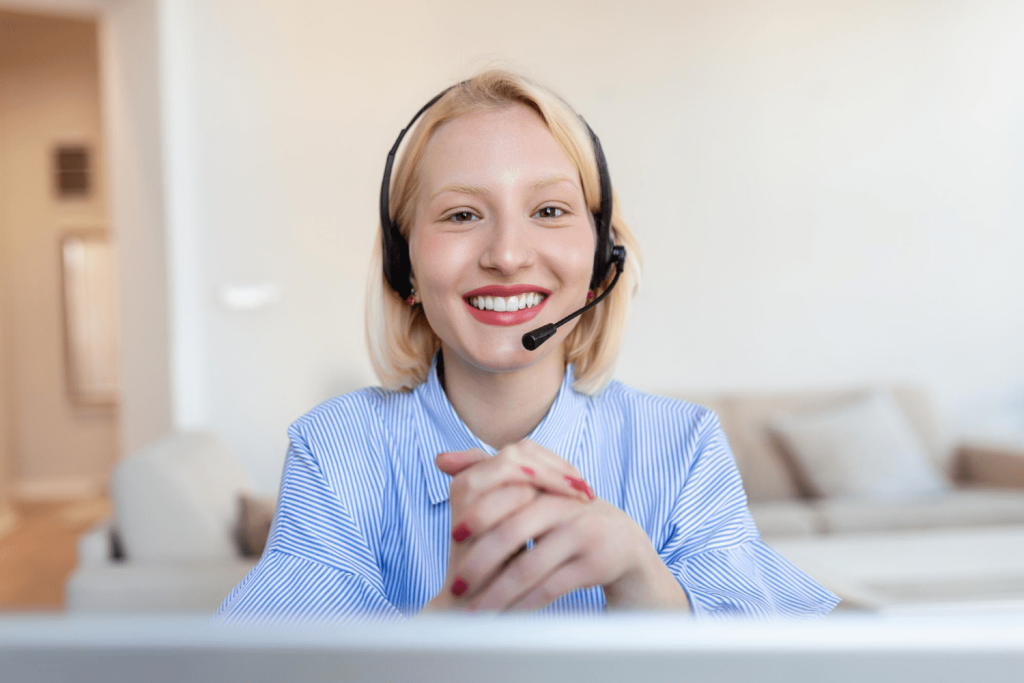 Como é feita a tradução simultânea por áudio em videoconferências?